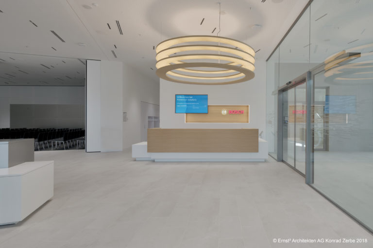 Bürogebäude mit Mitarbeiterrestaurant - AIG