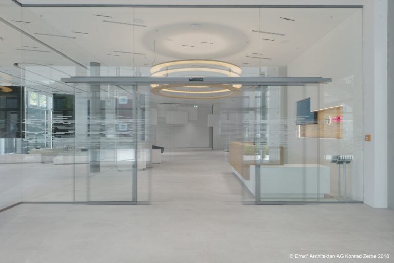 Bürogebäude mit Mitarbeiterrestaurant - AIG