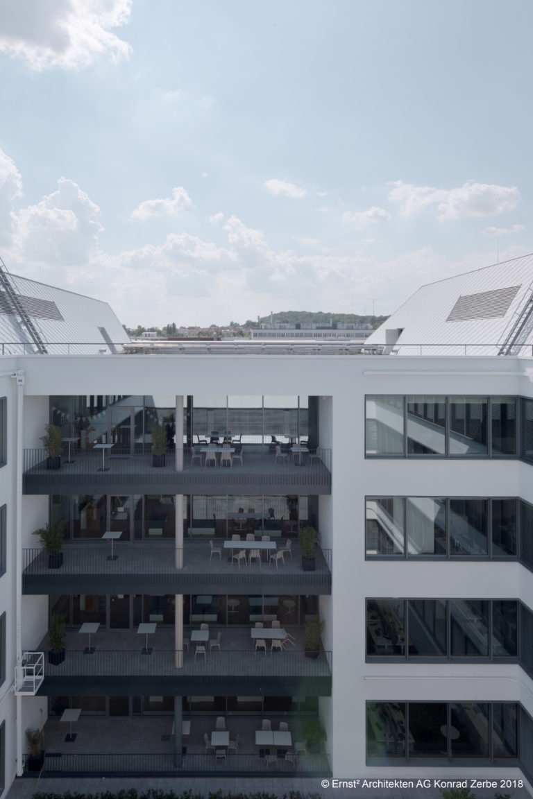 Bürogebäude mit Mitarbeiterrestaurant - AIG