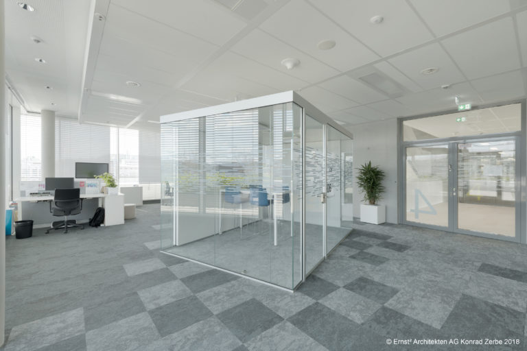 Bürogebäude mit Mitarbeiterrestaurant - AIG