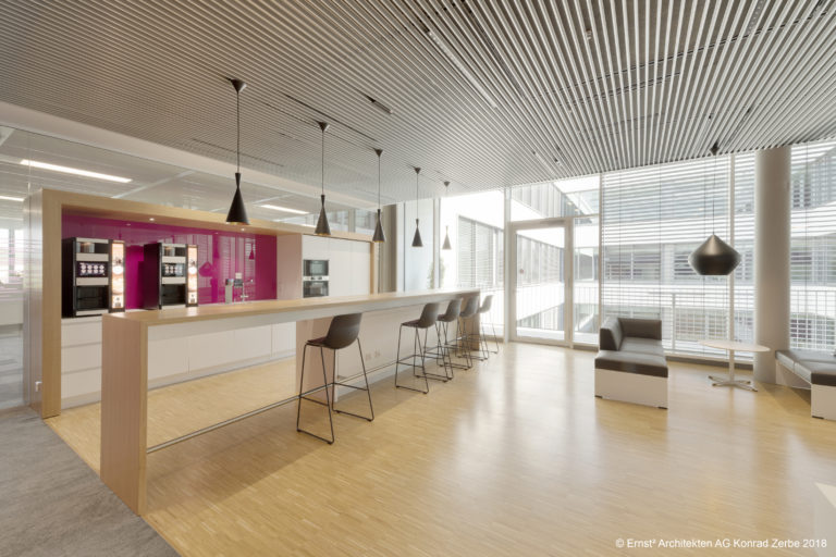 Bürogebäude mit Mitarbeiterrestaurant - AIG