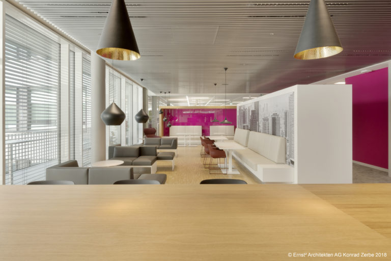 Bürogebäude mit Mitarbeiterrestaurant - AIG