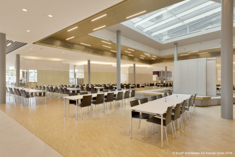 Bürogebäude mit Mitarbeiterrestaurant - AIG