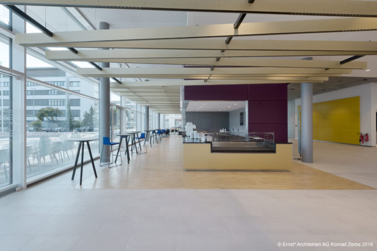 Bürogebäude mit Mitarbeiterrestaurant - AIG