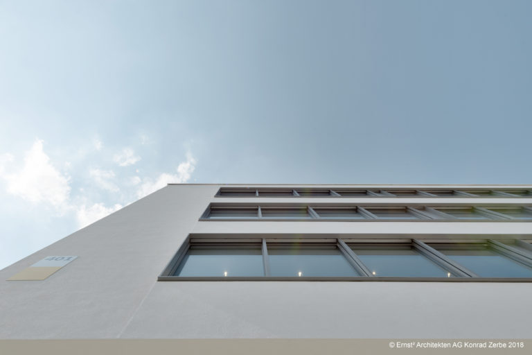 Bürogebäude mit Mitarbeiterrestaurant - AIG